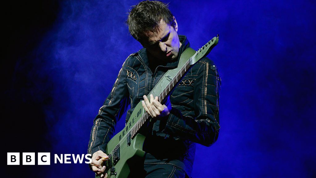 Muse perform Mercy on the Pyramid Stage - BBC News