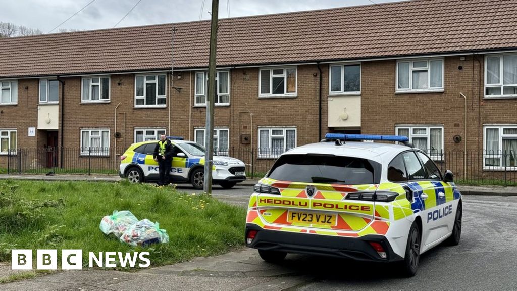 Cardiff: Three women arrested on suspicion of man's murder - BBC News