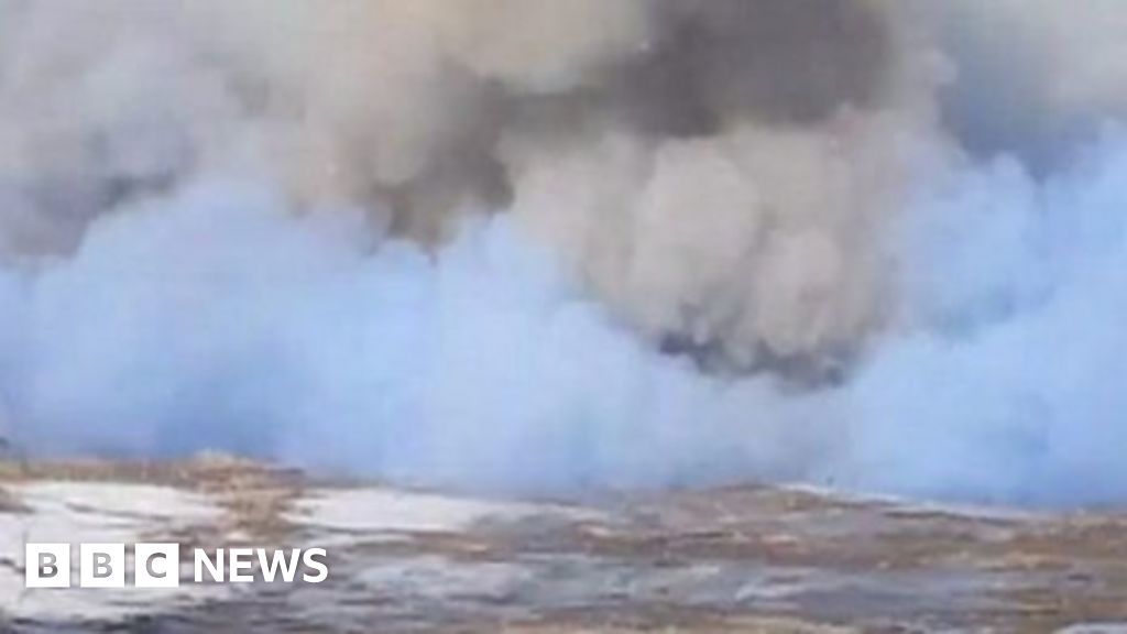 Blue smoke explosion to celebrate that 'it's a boy' - BBC News