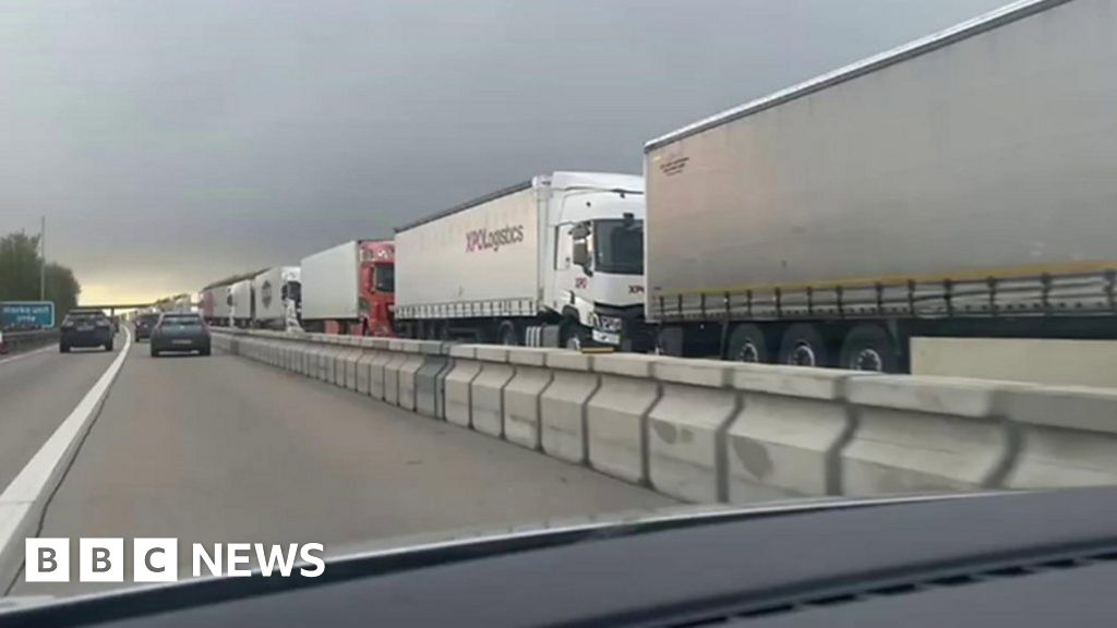 Timelapse footage captures Dover traffic queues - BBC News