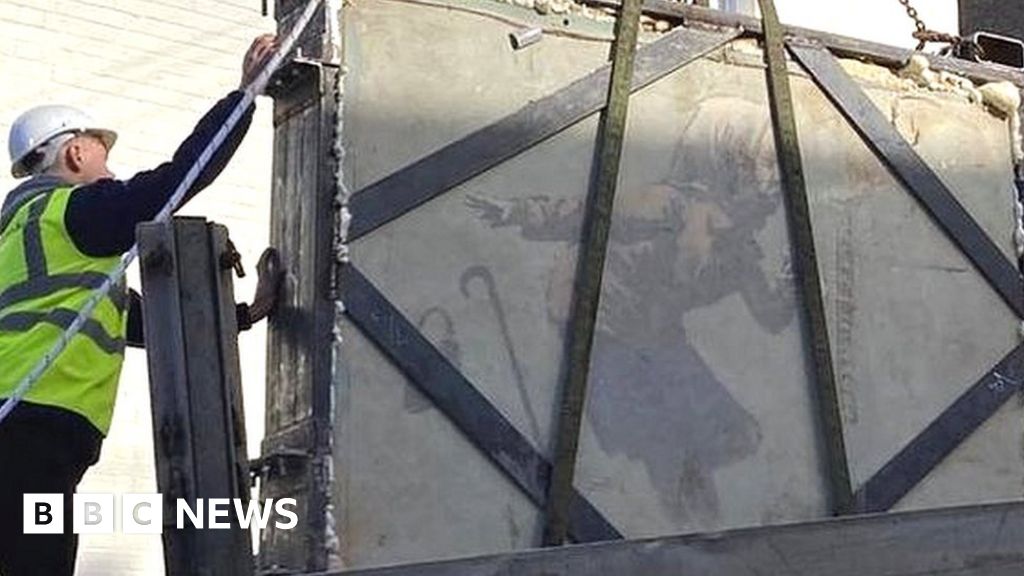 Banksy's 'Aachoo!!' removed from house in Bristol - BBC News