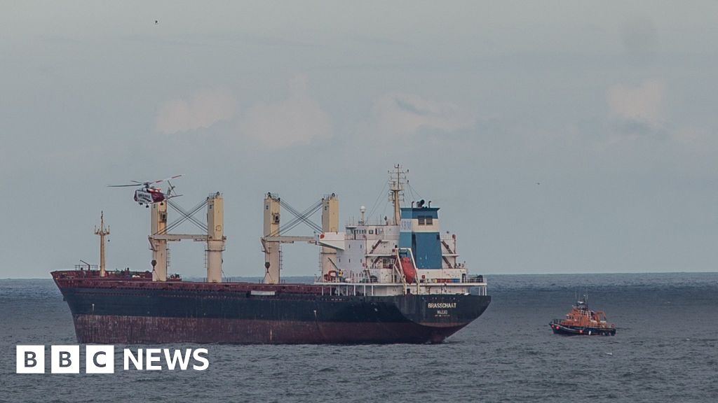 Man seriously hurt in North Sea ship fall - BBC News