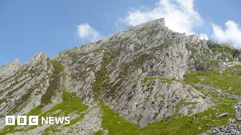 Man rescued from 100ft Gribin Ridge Snowdonia fall - BBC News