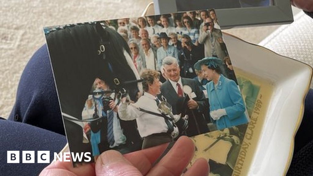 Queen Elizabeth II's personal approach to people 'moving' - BBC News