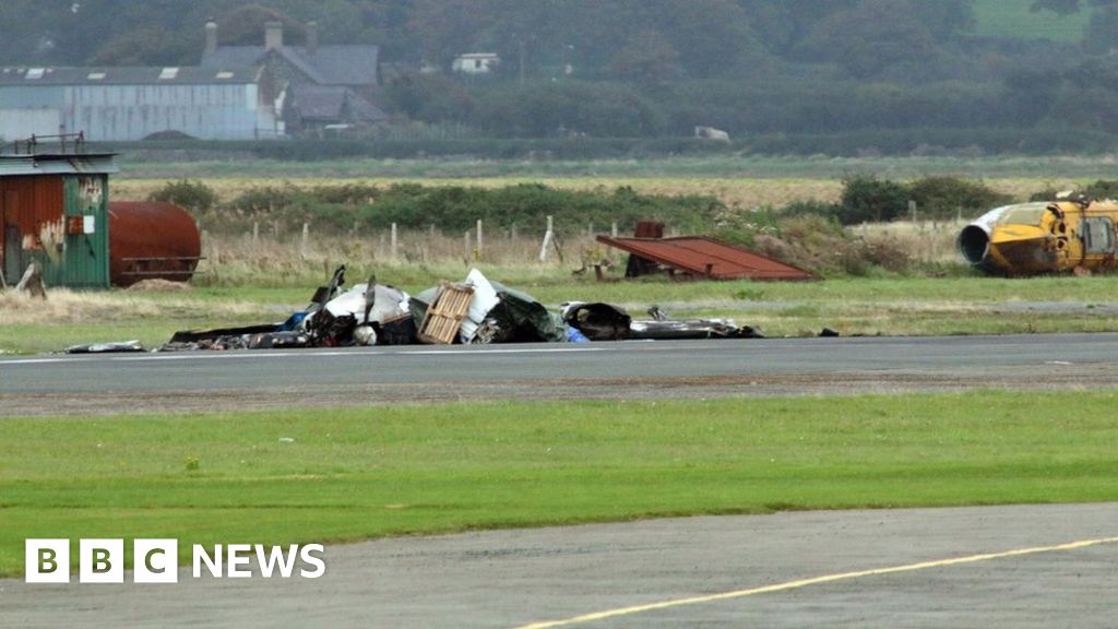 Fatal Caernarfon Airport crash 'caused by plane fault' - BBC News