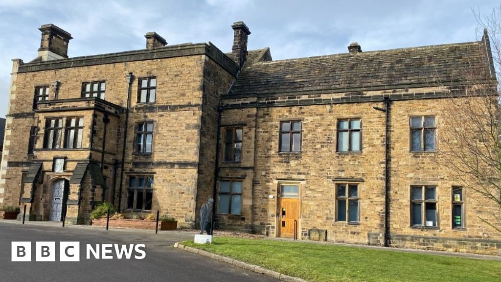 Staveley community café closes as council cuts bite - BBC News