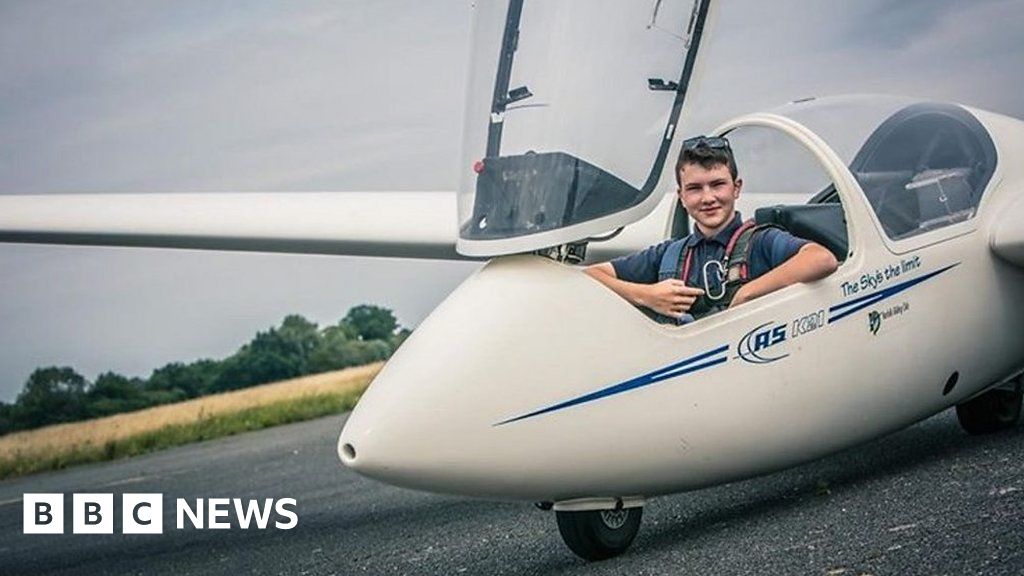 Meet the UK's youngest qualified pilot, aged 14 - BBC News
