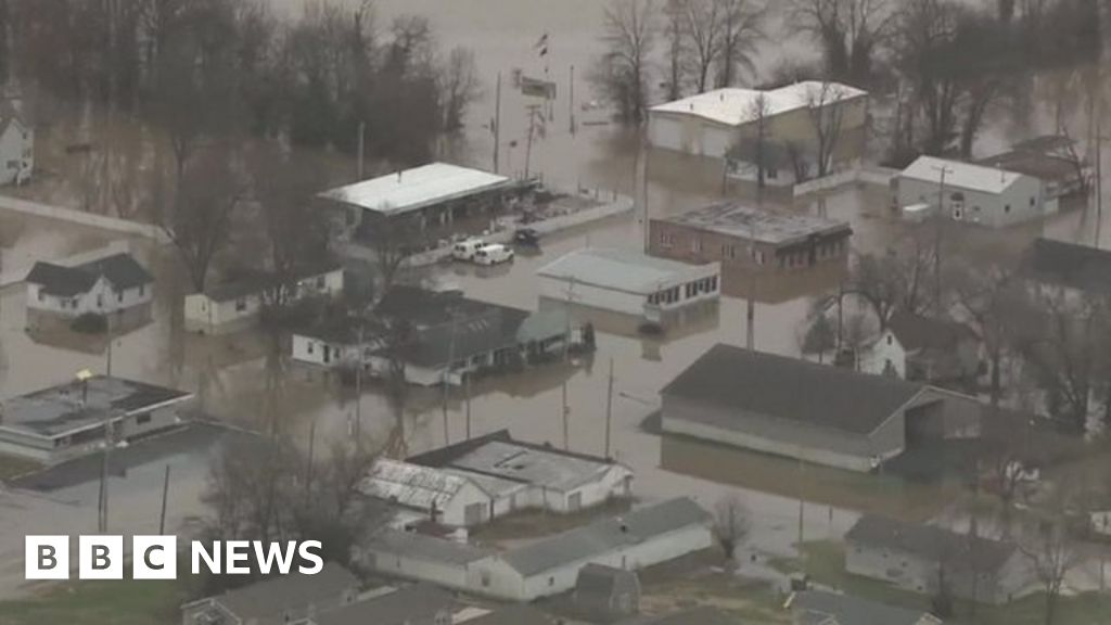 Missouri floods: Aerial footage of flooded streets - BBC News