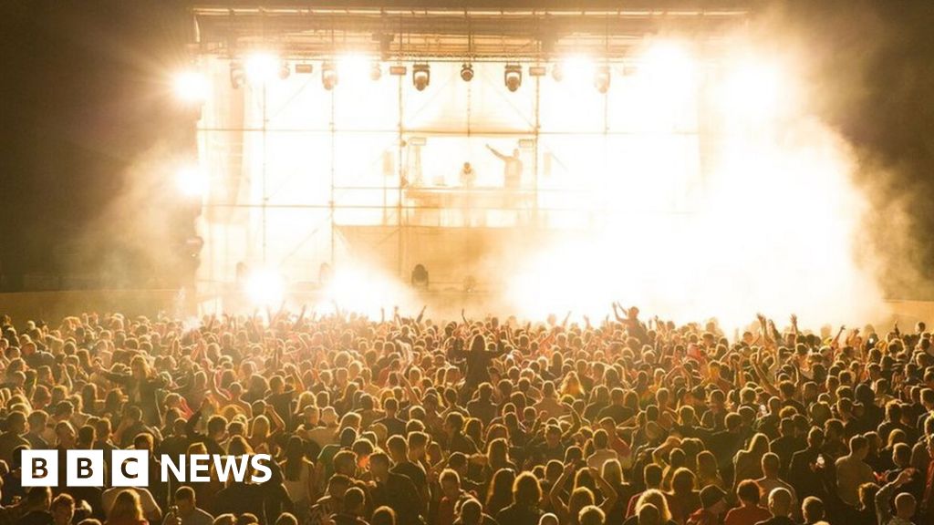 Dance festival Groove Loch Ness to return in 2016 - BBC News