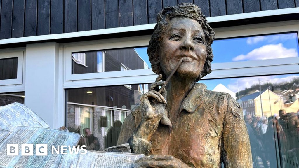 Elaine Morgan statue unveiled in Mountain Ash - BBC News