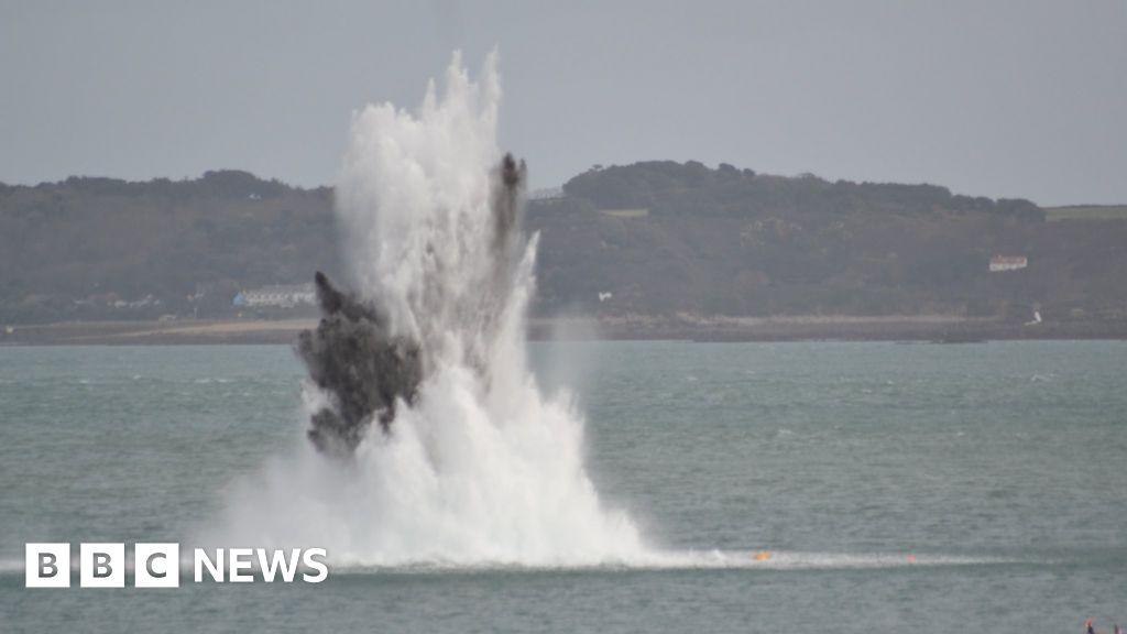 WW2 bomb in Guernsey detonated by Royal Navy divers - BBC News