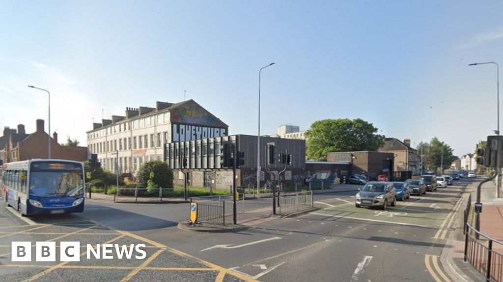 Hull: Woman, 74, dies after being hit by car in Park Street - BBC News