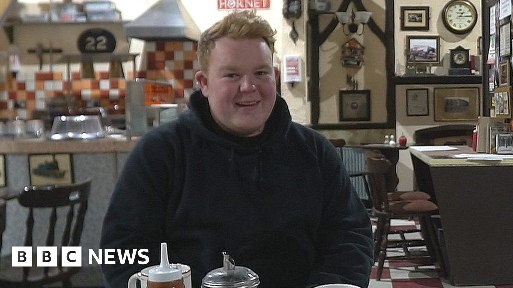 Corrie actor: 'Amazing response’ to OCD storyline - BBC News