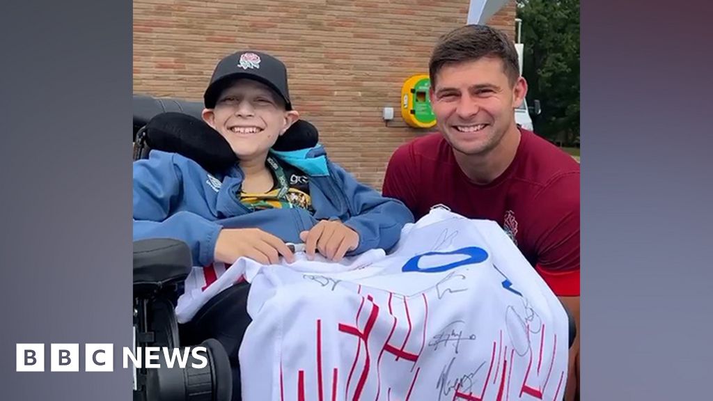 Northamptonshire: Teenage cancer patient fulfils rugby 'dream' - BBC News