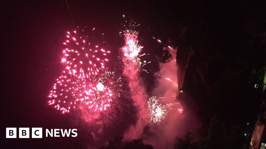 Fireworks bring Edinburgh's festivals to a close - BBC News