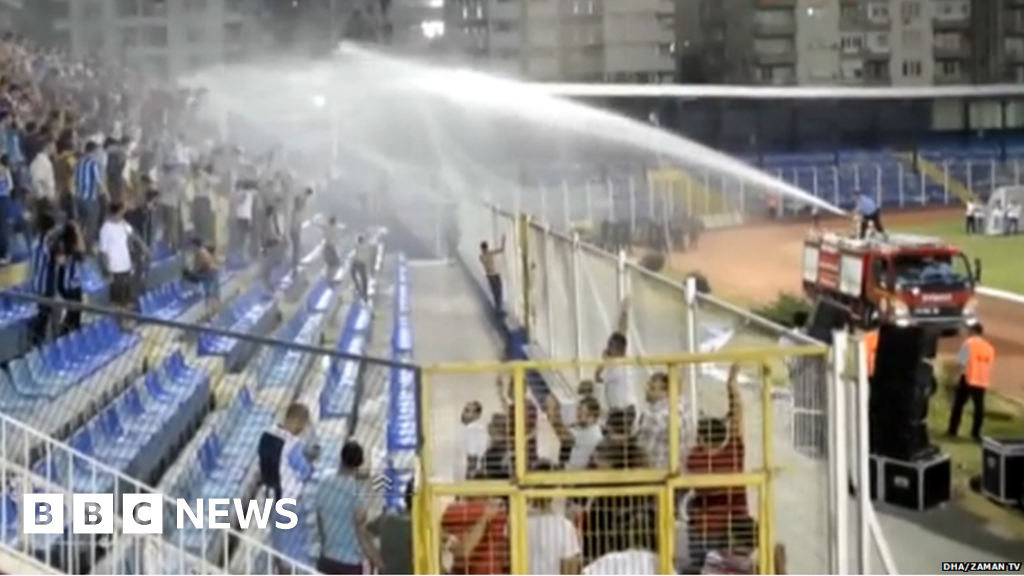 Turkey: Fire brigade cools down football fans - BBC News