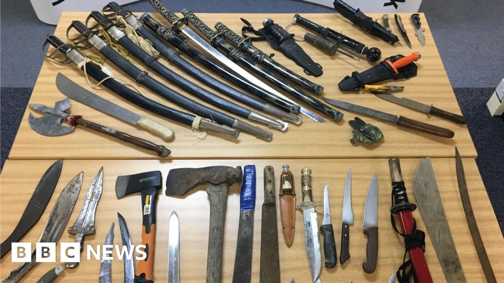 Cleveland Police knife amnesty follows hundreds of crimes - BBC News