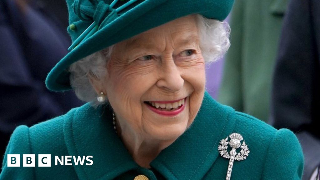 In pictures: Queen officially opens Scottish Parliament - BBC News
