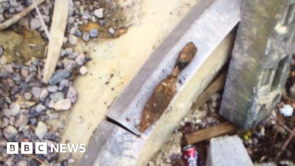 Wokingham residents evacuated after WW2 bomb find - BBC News