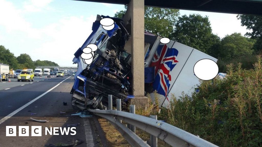 M6 closed in Lancashire as lorry crashes into bridge - BBC News