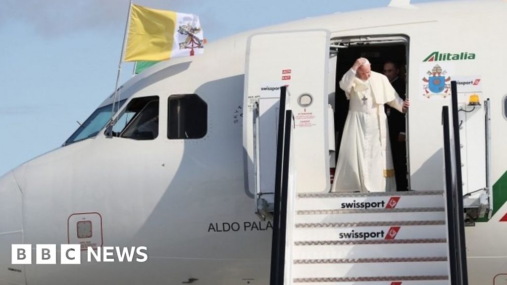 Papal visit: Pope Francis arrives at Dublin airport - BBC News