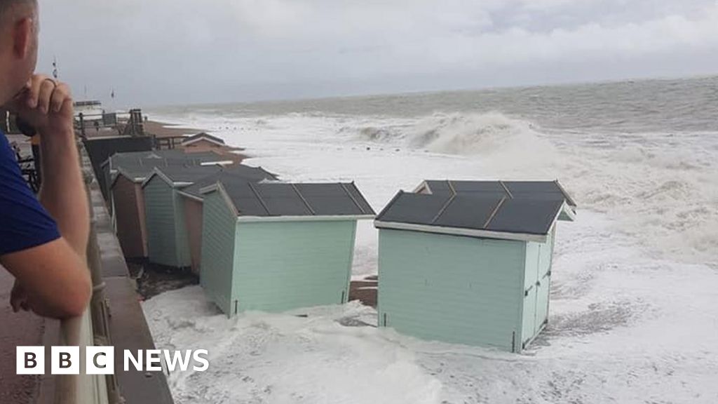 High tides and rain put South coast on alert - BBC News