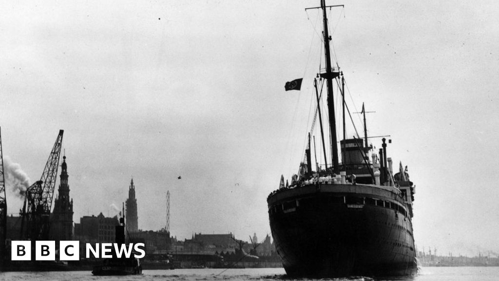 Twitter feed marks 1939 US refugee block of Holocaust victims - BBC News