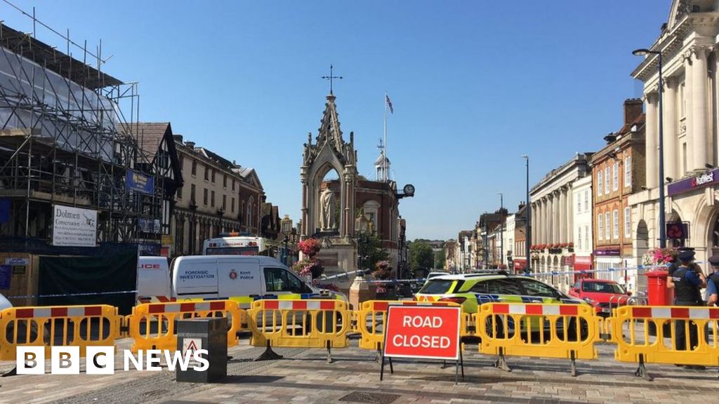 Maidstone stabbing: Man killed and four others injured - BBC News