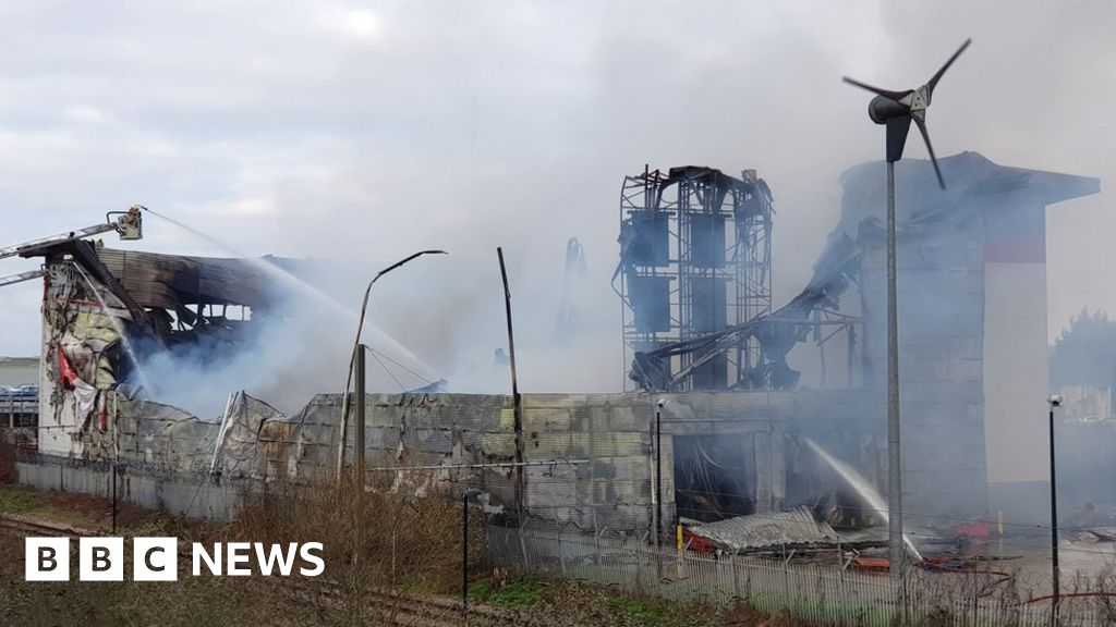 Croydon warehouse fire: How it feels to lose everything - BBC News