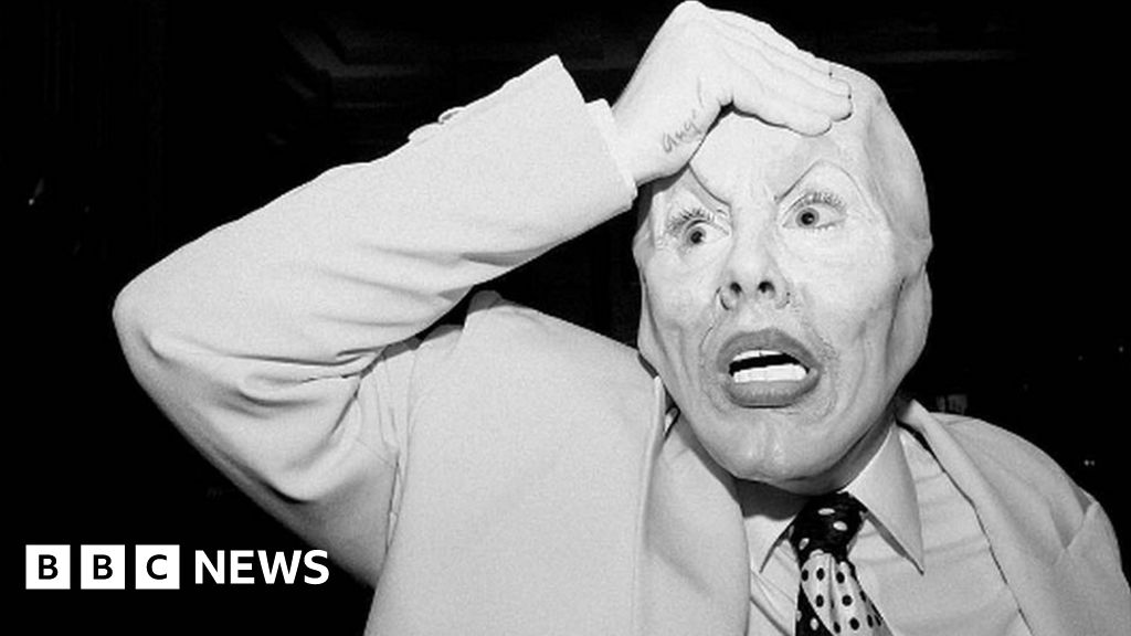 Adele dressed as Jim Carrey's iconic character in The Mask and he loves ...