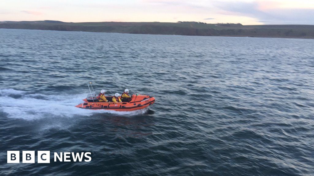 Stranded kayak fisherman rescued near St Abbs Head - BBC News