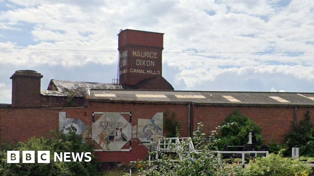 Leeds: Housing plan for mill complex put forward - BBC News