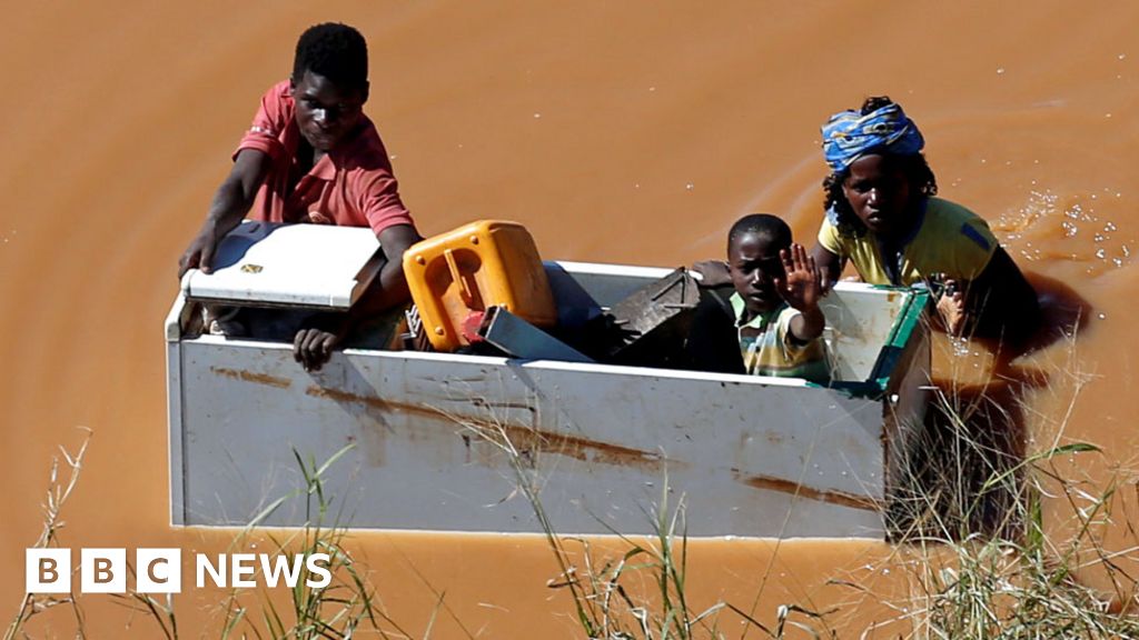 Cyclone Idai: 'We saw 200 bodies by the roadside'