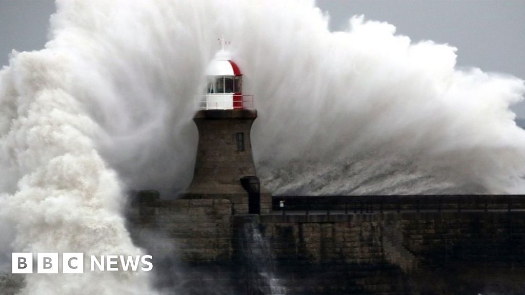 UK weather: Scenes of Storm Emma meets Beast from the East - BBC News