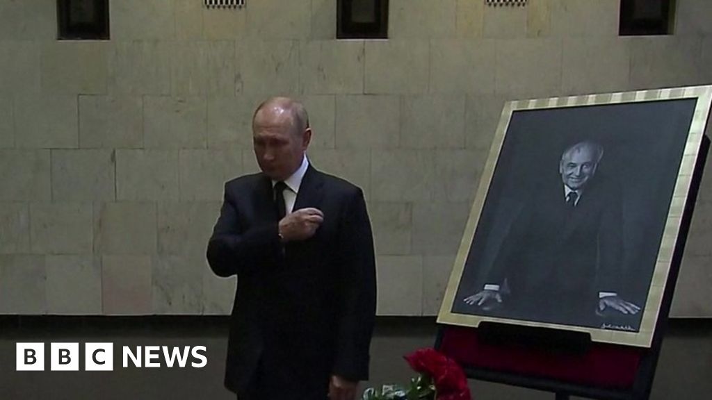 Putin lays flowers next to body of Mikhail Gorbachev - BBC News