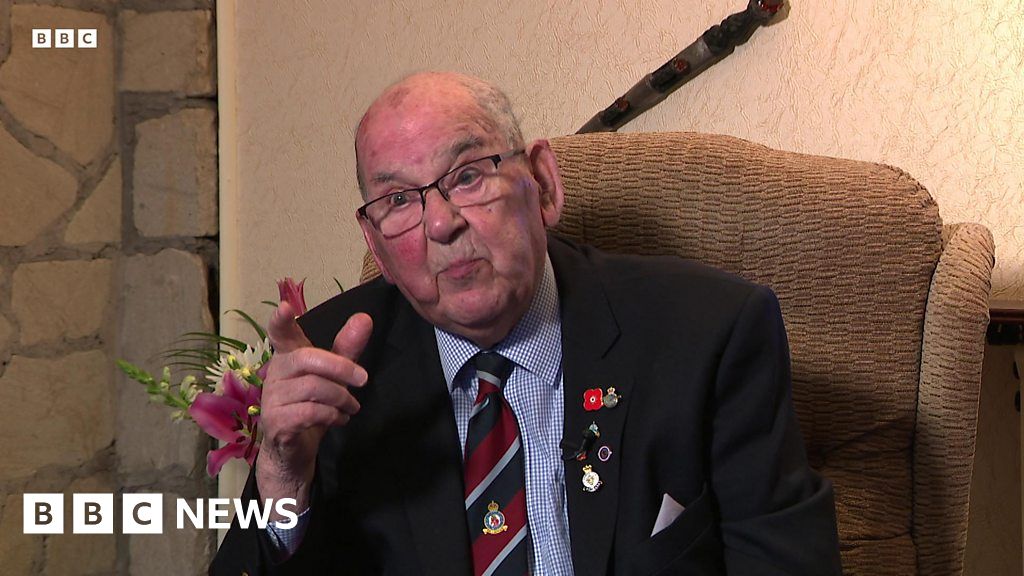 WWII flight engineer tells of hiding from German fighters