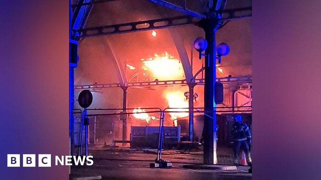 Bath independent traders left without stalls after fire - BBC News
