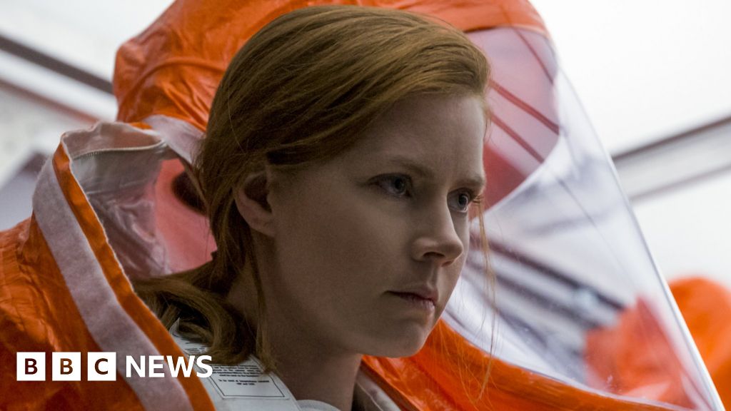 Arrival debuts at top of UK box office - BBC News