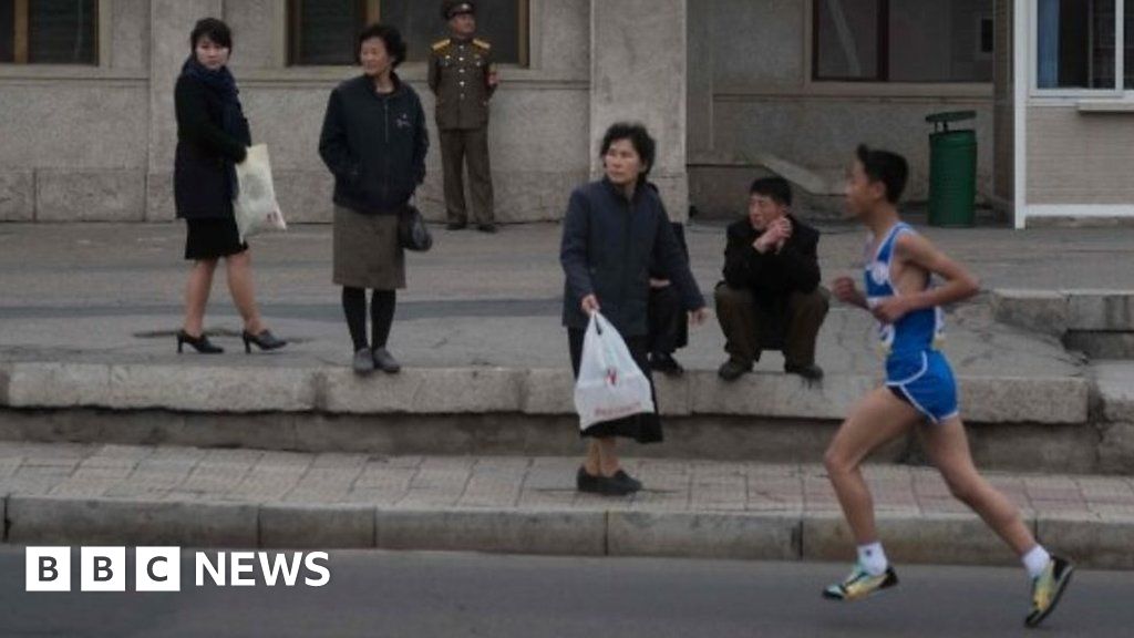 North Korea: Runners take part in Pyongyang's marathon - BBC News