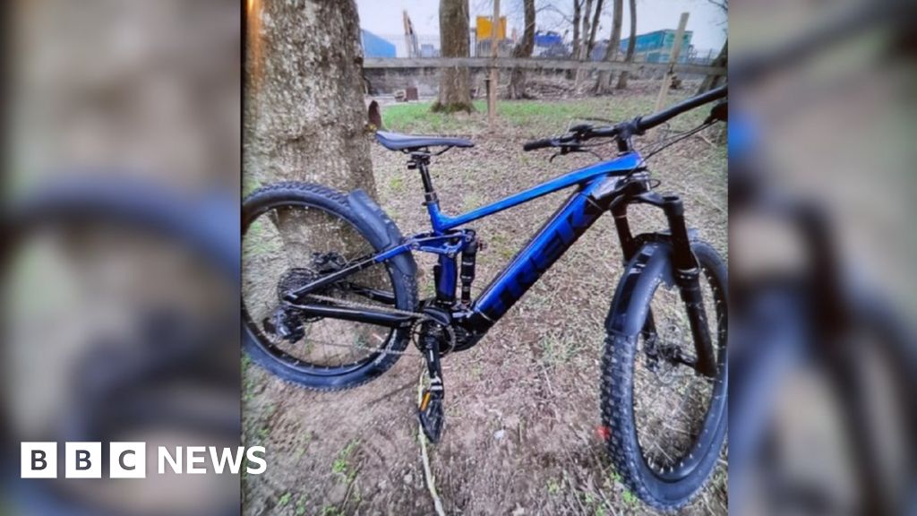 Rastrick: Boy, 16, hit with baseball bat in bike robbery - BBC News