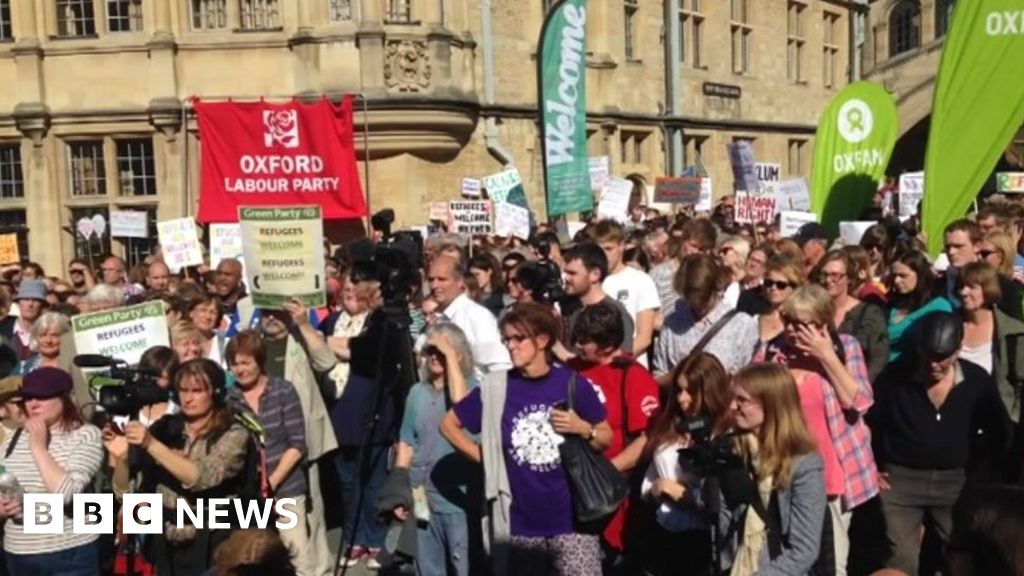 Migrant crisis: Crowds gather in Oxford to support refugees - BBC News