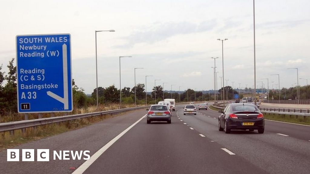 Pedestrian critical after M4 crash near Reading - BBC News