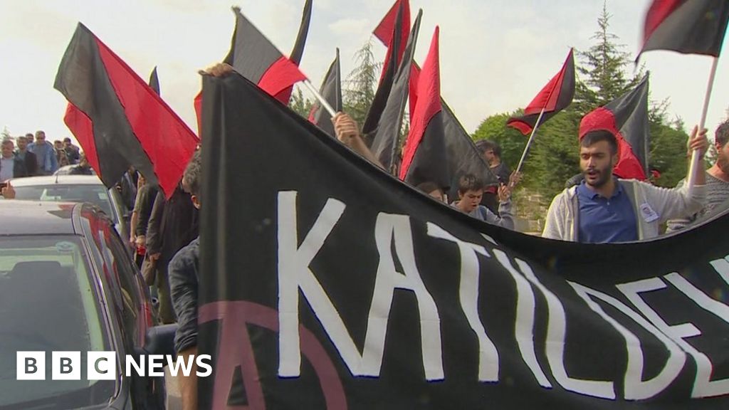 Ankara bombing: Anger at victims' funerals as PM blames IS - BBC News