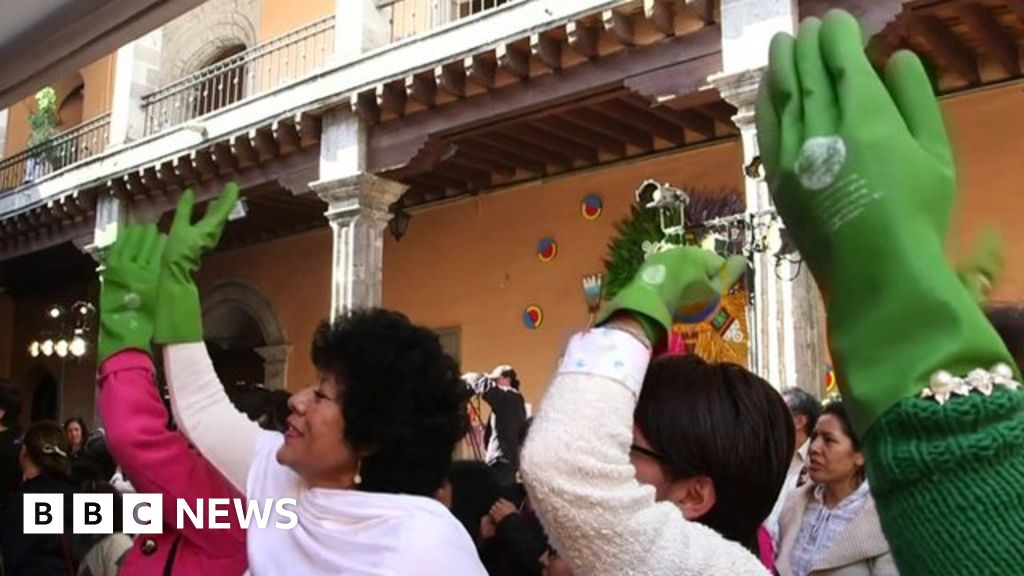 Mexican maids fight for better working conditions - BBC News