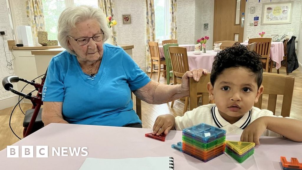 Rothley families 'adopt a grandparent' at care home - BBC News