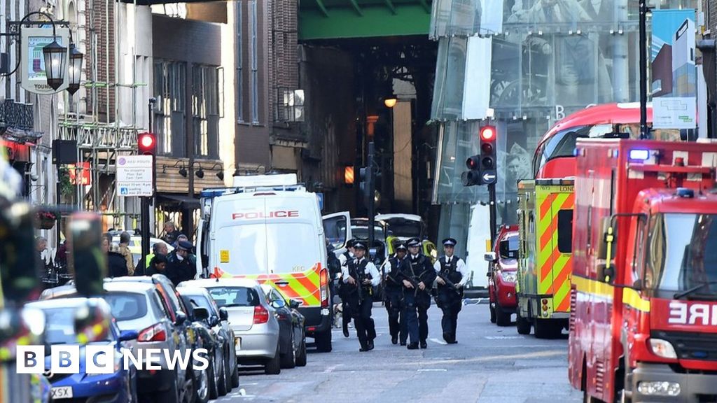 London attack: More armed police on duty in Scotland - BBC News
