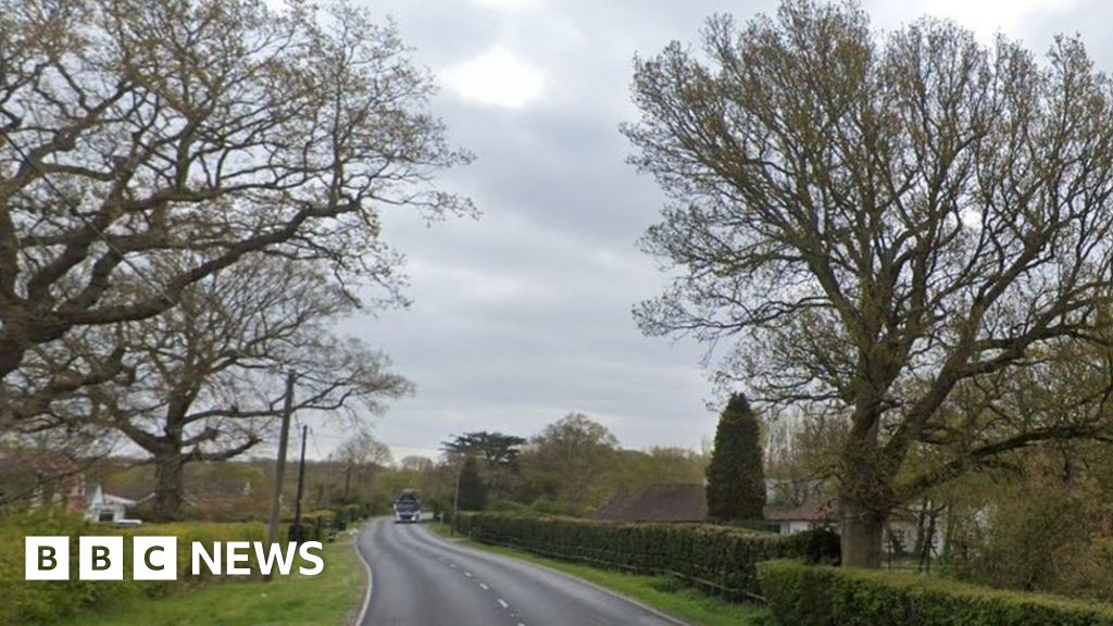 Biddenden crash: One dead, two badly injured - BBC News