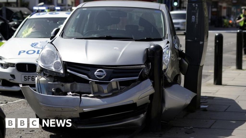 Police car crashes in emergency call out in Edinburgh - BBC News