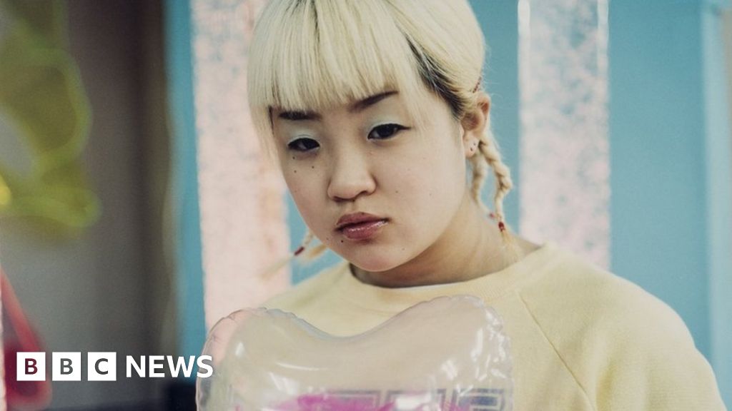 Photographing the female body - BBC News