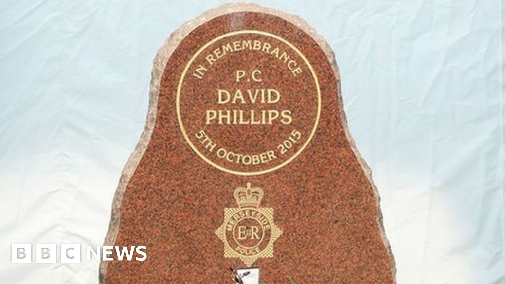 PC Dave Phillips: Memorial unveiled for killed police officer - BBC News